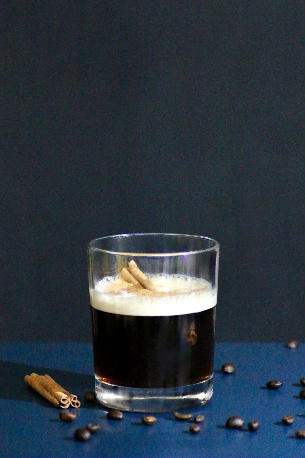 Coffee Shadow – Eleganter Amaretto-Espresso-Cocktail mit Zimtnote ...